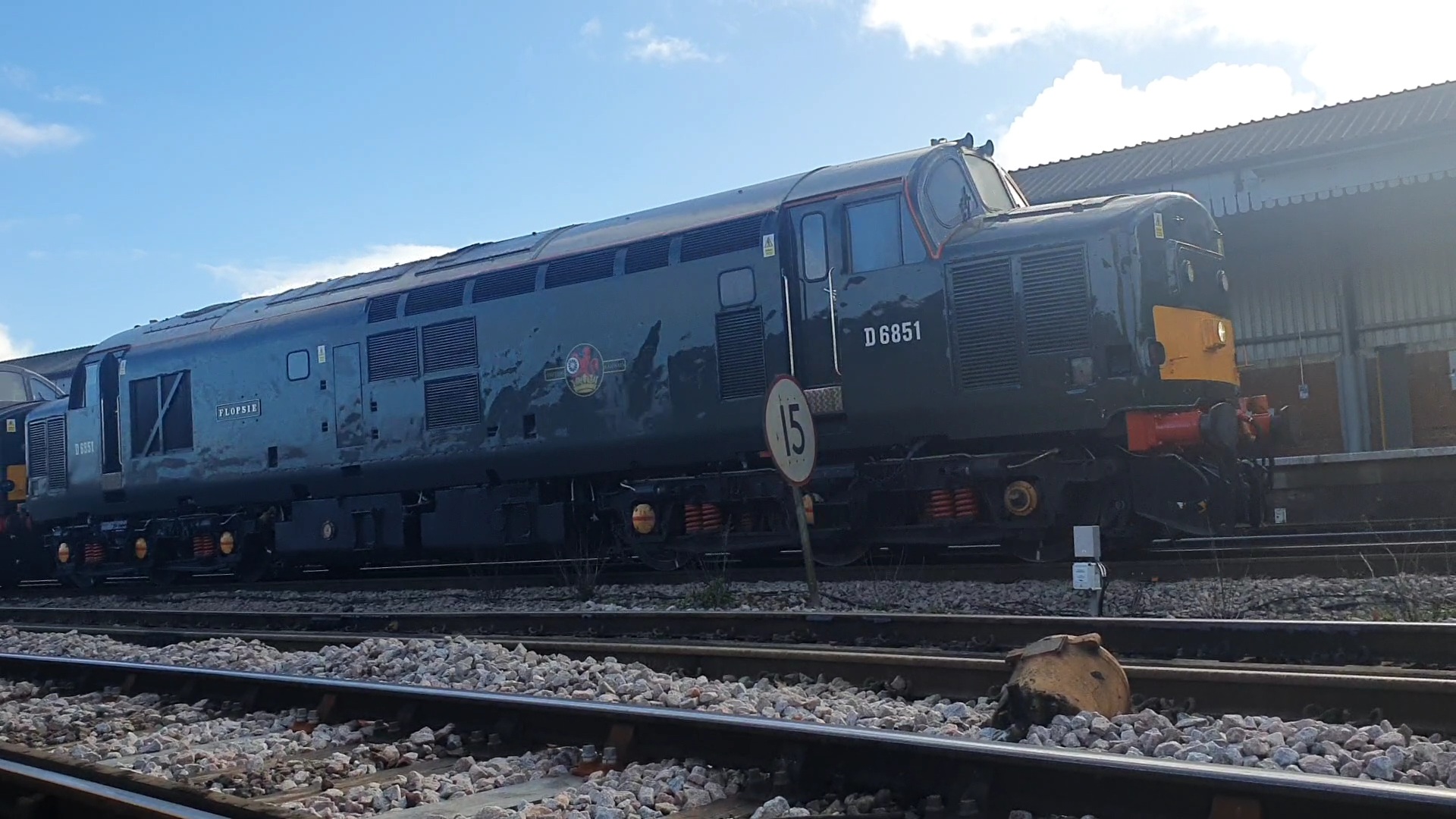 37667 'Flopsie' & 37521 (DH) Arrives Into Salisbury + 43049 On The Rear ...